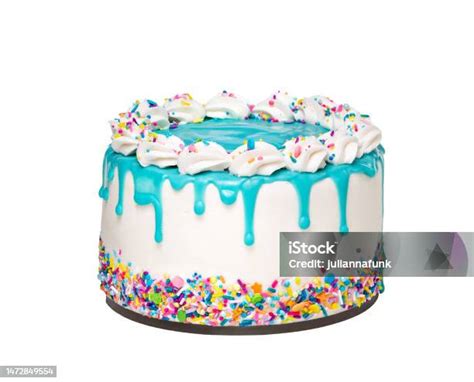 파란색 가나슈 드립과 흰색 배경에 격리된 다채로운 스프링클이 있는 생일 케이크 케이크에 대한 스톡 사진 및 기타 이미지 케이크 생일 케이크 흰색 배경 Istock