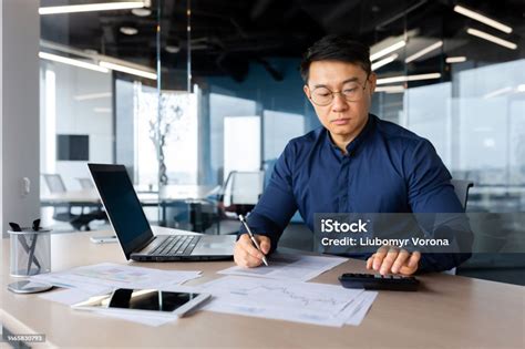 젊은 아시아 회계사 은행가의 초상화 문서 계산기로 사무실에서 일하고 있습니다 신용 카드에 대한 스톡 사진 및 기타 이미지 신용 카드 35 39세 개발 Istock