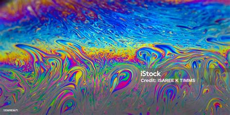 일반 조명의 효과하에 여러 가지 빛 소용돌이와 패턴의 예술 디자인을 만드는 비누 거품의 극단적 인 클로즈업 비누 거품에 대한 스톡 사진 및 기타 이미지 Istock