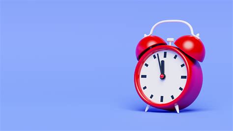 파란색 배경에 빨간색 알람 시계입니다 시계는 오른쪽에 있고 왼쪽에는 복사 공간이 있습니다 0명에 대한 스톡 사진 및 기타 이미지 Istock