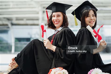 Hari Kelulusan Wanita Universitas Dan Keluarga Gadis Memegang Ijazah