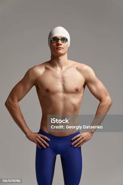모자와 마스크에 수영선수의 초상화 반 길이의 초상화 수영모자와 마스크를 착용한 젊은 운동선수 수영선수 공간 사본 회색 배경 성인에 대한 스톡 사진 및 기타 이미지 Istock