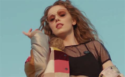 Смотреть клип Alisa Dreams Come True в плейлисте Фоновое онлайн в