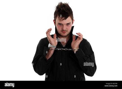 20 Jahre Alter Junger Mann In Handschellen Stockfotografie Alamy