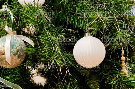 유리 장식 공 장난감과 흰색과 파란색 색상의 테이프 밝은 녹색 크리스마스 가문비 나무 분기 장난감은 새해 휴일에 대한 지점에 매달려있다 0명에 대한 스톡 사진 및 기타