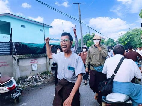 မန္တလေးမြို့လမ်းတွေပေါ်ထွက် ဆန္ဒပြပြန်တဲ့ ဒေါက်တာတေဇာဆန်း ဓာတ်ပုံသတင်း Bur Mizzima Com