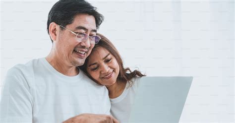 집에서 즐거운 시간을 보내는 행복한 아시아 노부부 노인 은퇴와 건강한 시민 노인 개념 사진 Unsplash의 태국 이미지