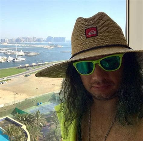 علی صادقی از همسر و فرزندش رونمایی کرد عکس خانوادگی