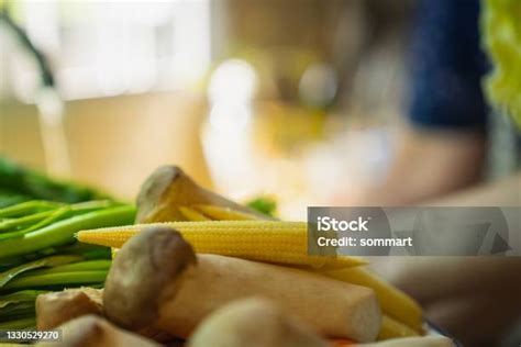 부엌에서 싱크대에 야채 는 좋은 건강을 위해 신선한 샐러드를 요리하기 위해 흐림 여자의 손 세척 신선한 야채 수제 및 비건 식품 개념 가정 주방에 대한 스톡 사진 및 기타