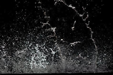 흐림 흐림 물의 초점 흐림 이미지가 벽에 부딪혀 물방울로 폭발합니다 금액 물 공격 충격 및 공기 폭발로 펄럭입니다 스톱 모션 프리즈 샷 텍스처 요소를 위한 스플래시 워터