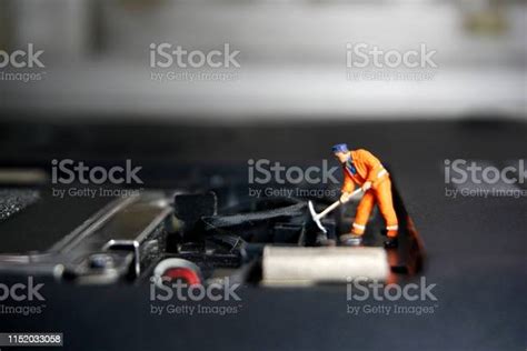 오래 된 Usb 플래시 드라이브에 서 있는 기술자 노동자 그림 It 지원 개념입니다 0명에 대한 스톡 사진 및 기타 이미지 0명 Cpu Usb 케이블 Istock