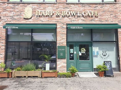 책과 커피 꽃이 공존하는 ‘영혼의 쉼터 책and생각