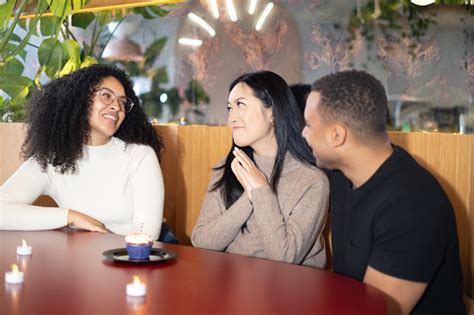 다양한 그룹 친구들이 커피숍 카페 생일 컵케이크 캔들을 즐깁니다 25 29세에 대한 스톡 사진 및 기타 이미지 25 29세 남성 다민족 그룹 Istock