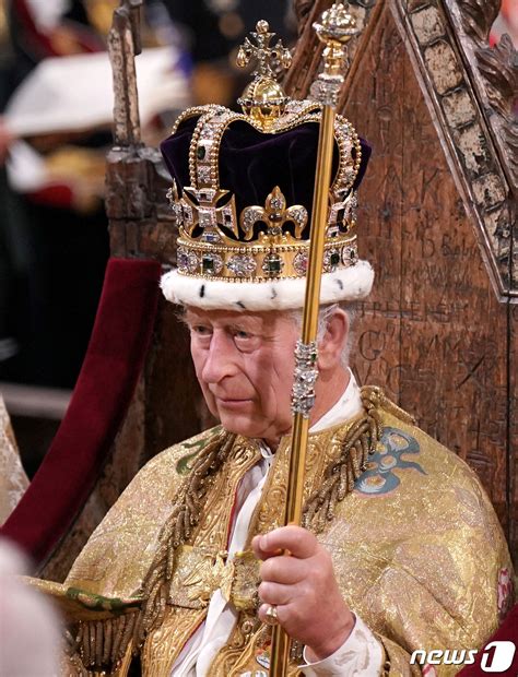 웨스터 민스터 사원 대관식서 왕관 쓴 찰스 3세 국왕 네이트 뉴스