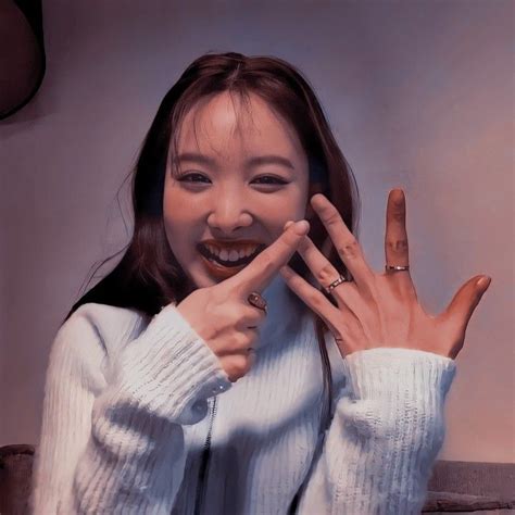 Nayeon Not Reup Peace Gesture Nayeon Okay Gesture