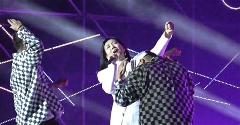 장윤정 한우축제 라이브로 ‘립싱크 논란 정면돌파