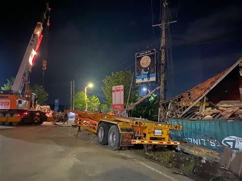 រថយន្តកុងតឺន័រចុះស្ពានបុករថយន្តនិងម៉ូតូរបួសធ្ងន់ម្នាក់នៅក្រុងតាខ្មៅ សារព័ត៌មាន នគរវត្ត