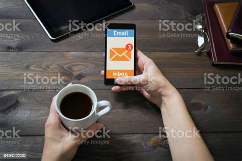 여자 온라인 휴대 전화에 이메일을 받았다 전자 메일 메시지 아이콘입니다 고객 참여에 대한 스톡 사진 및 기타 이미지 고객 참여 기업 재무와 산업 노트북 Istock