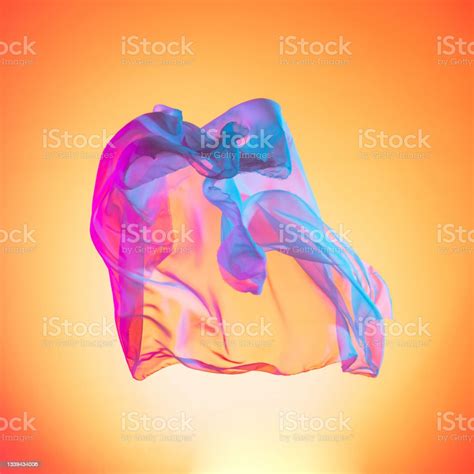 그라데이션 레드 옐로우 스튜디오 배경에 격리 된 직물의 우아한 투명 한 다색 핑크 블루 플라잉 피스 파도 패턴에 대한 스톡 사진