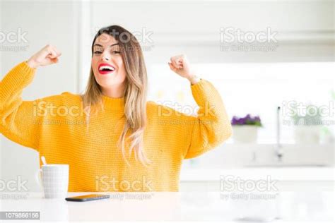 마시는 한 잔의 커피 집에서 보여주는 팔 근육 자랑 웃 고 젊은 아름 다운 여자 피트 니스 개념입니다 한 명의 여자만에 대한 스톡 사진 및 기타 이미지 Istock