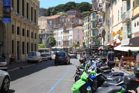 Улица города в каннах Во франции Редакционное Изображение изображение насчитывающей канны