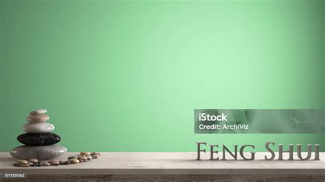 빈 인테리어 디자인 컨셉 아이디어 선 나무 빈티지 테이블 또는 선반 대리석 조약돌 균형 및 3d 문자 단어 풍수 녹색 배경 위에