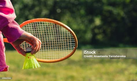 나무 배드민턴 라켓과 셔틀콕을 가지고 노는 알아볼 수 없는 여자 소프트 포커스 개념 복사 공간 여름 야외 활동 스테이케이션 레저 가정 생활에 대한 스톡 사진 및 기타 이미지