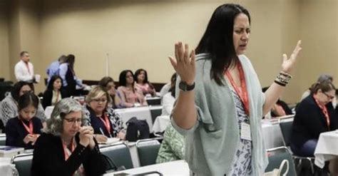 Femeile Baptiste Aflate în Slujirea Bisericească Laudă Interdicția Eșuată A Sbc Asupra