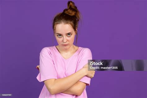 보라색 라일락 컬러 스튜디오 배경에 고립 된 어린 예쁜 소녀의 반 길이 초상화 인간의 감정 얼굴 표정 자연의 아름다움 젊음의 개념 18 19세에 대한 스톡 사진 및 기타