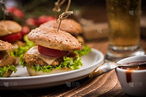 美味的美式汉堡配酱汁