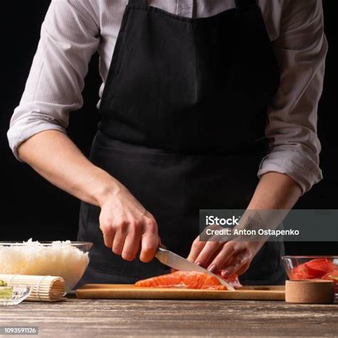 요리사 인하 빨간 물고기 일본 초밥의 준비를 위한 연어 롤 맛 있는 일본 음식 요리 요리법 메뉴 및 제조 법도 서의 개념 고급 요리에 대한 스톡 사진 및 기타 이미지