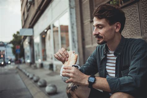 나는 패스트 푸드 키오스크에서 사는 샌드위치를 즐긴다 25 29세에 대한 스톡 사진 및 기타 이미지 25 29세 갈색 머리 거리 Istock