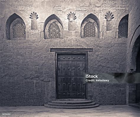 나무 풍화 문 꽃 패턴으로 장식 된 천수 치장 벽토 창 돌 벽돌 벽에 3 단계 0명에 대한 스톡 사진 및 기타 이미지 0명 거리 건물 외관 Istock