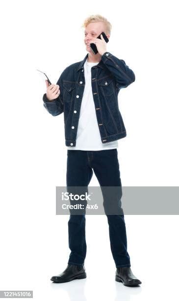 백인 젊은 남성 서 앞에 흰색 배경 착용 셔츠 와 사용 디지털 태블릿 20 24세에 대한 스톡 사진 및 기타 이미지 20 24세 20 29세 T 셔츠 Istock