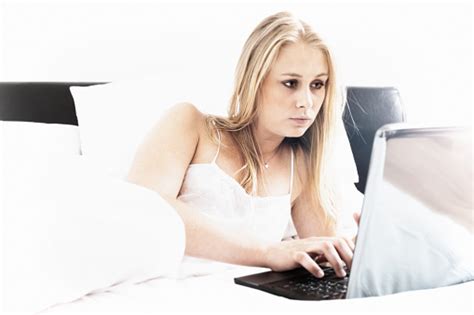 아름다운 금발의 여자 보이는 심각한 으로 그녀 사용 그녀의 노트북 컴퓨터 에 침대 20 29세에 대한 스톡 사진 및 기타 이미지 20 29세 고물 금발 머리 Istock