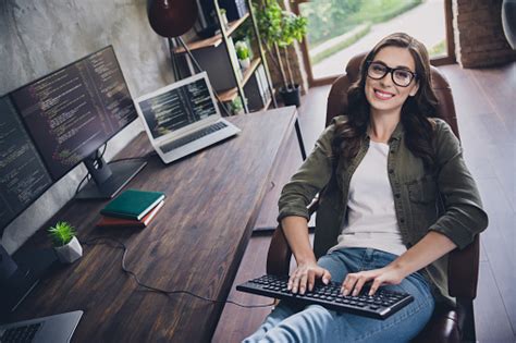 챠밍 스마트 전문 웹 디자이너 앉아 의자 타이핑 Sms 메시지 쓰기 새로운 앱 워크스테이션 사무실 실내 사진 It 지원에 대한