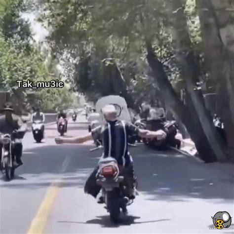 پیر مرد موتور سوار فیلو