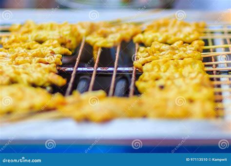 Свинина приготовления на гриле Satay тайский стейк зажарил в духовке приготовление на гриле