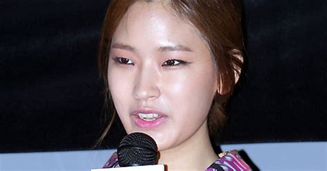 포토엔 황현주 시선 사로잡는 핫핑크