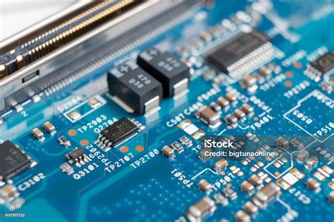 저항마이크로칩 및 전자 부품이 있는 회로 기판의 매크로 샷 컴퓨터 하드웨어 기술 통합 통신 프로세서 정보 공학 반도체 Pcb