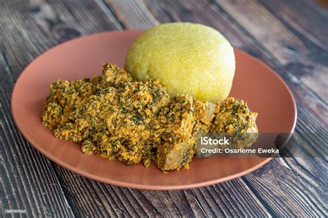 Sup Melon Egusi Nigeria Dengan Garri Eba Untuk Makan Siang Makanan