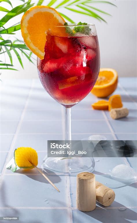 전통적인 스페인 여름 상쾌한 음료 칵테일 틴토 데 베라노 상그리아에 대한 스톡 사진 및 기타 이미지 상그리아 각얼음