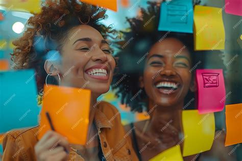 Premium Photo Professional Women Brainstorming And Collaborating With
