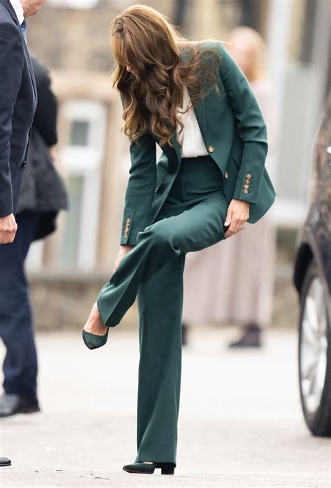 Kate Middleton Handles Near Wardrobe Malfunction Like A Total Pro Aol