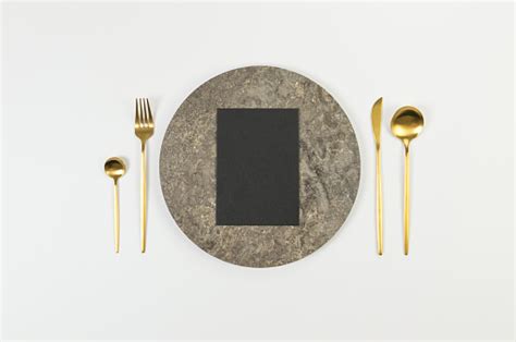 흰색 배경에 갈색 대리석 접시 금 칼 붙이 및 검은 색 카드의 평면도 음식 프리젠 테이션 돌 쟁반 테이블 설정 복사 공간 0명에 대한 스톡 사진 및 기타 이미지 Istock