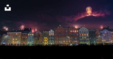 밤하늘을 수놓는 불꽃놀이가 펼쳐지는 도시의 스카이라인 사진 Unsplash의 무료 오스트리아 이미지