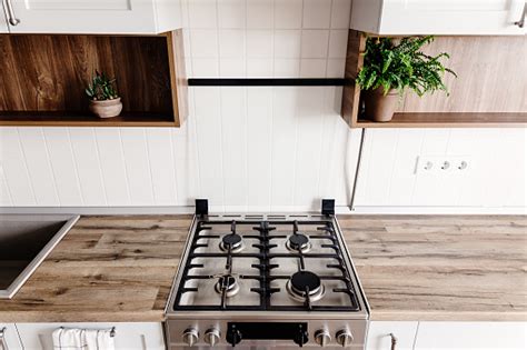 근접 강 새 집에 가구와 스테인리스 기기와 현대 세련 된 밝은 회색 부엌 인테리어에 난로 목조 가구 강철 솥 식물 0명에 대한 스톡 사진 및 기타 이미지 Istock