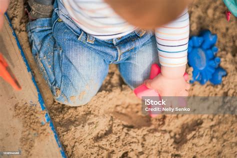 아이는 장난감과 샌드 박스에서 재생합니다 모래와 복사 공간을 가진 유아 손 완구류에 대한 스톡 사진 및 기타 이미지 완구류 자연 아기 Istock