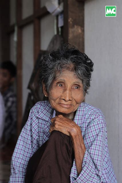 အလှူရှင်တွေကြောင့် အိမ်လေးရခဲ့တဲ့ ကန်စွန်းရွက်သည် အဘွားအို