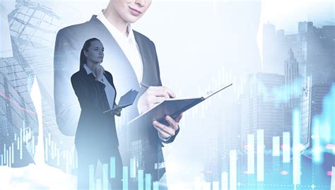 두 명의 사업가가 메모를 하고 비즈니스 프로세스에 대해 고민합니다 시내 고층 빌딩과 바 차트와 촛대 그래프와 뉴욕시 보기 기업 라이프 스타일 개념 이중 노출 개념에 대한